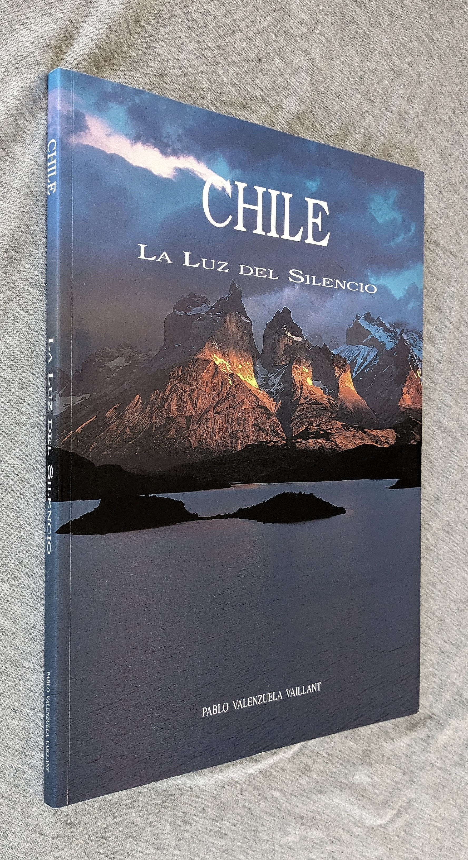 Chile. La Luz Del Silencio by Vaillant, Pablo Valenzuela (text and ...